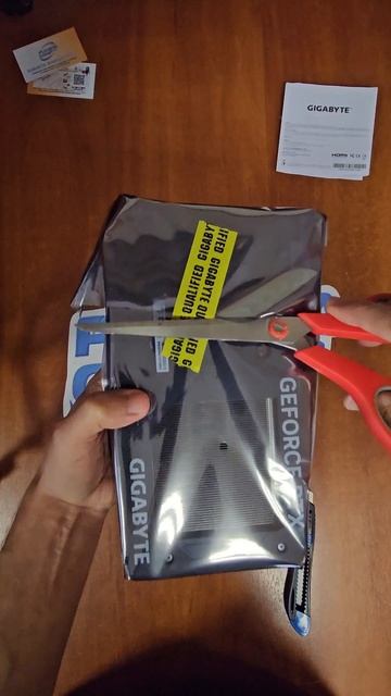 Распаковка видеокарты Gigabyte GeForce RTX 5060 Ti Eagle OC 8Gb (GV-N506TEAGLE OC-8GD)