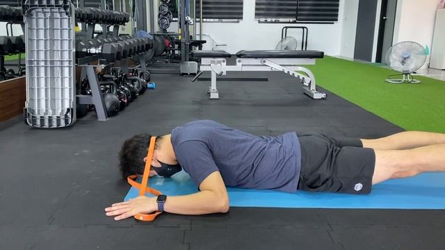 Band Resisted Neck Extension Разгибание шеи с резиной лежа
