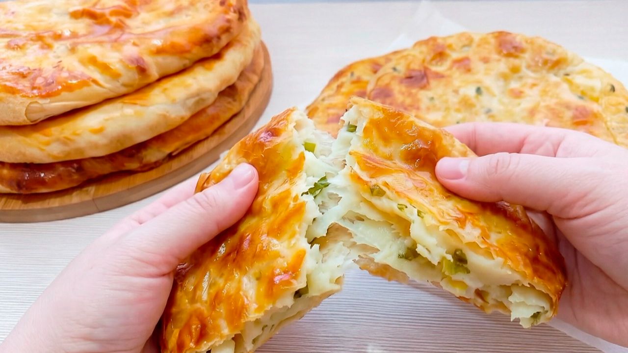 ЛЕПЕШКИ С КАРТОШКОЙ И ЛУКОМ! БЕЗ ДРОЖЖЕЙ! ВСЕГО ЛИШЬ ВОДА И МУКА! СЛОЕНЫЕ ЛЕПЕШКИ В ДУХОВКЕ!