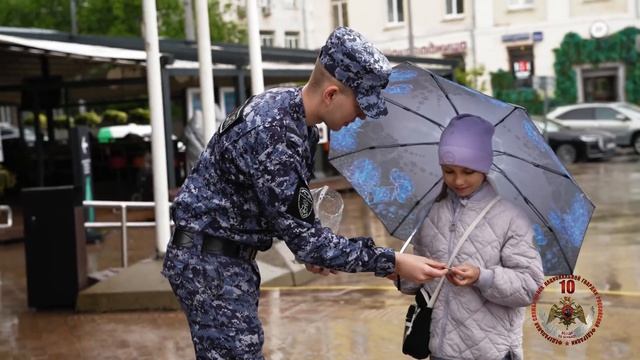 Сотрудники росгвардии дарят шарики около входа в Московский зоопарк. Очень добрый и важный поступок