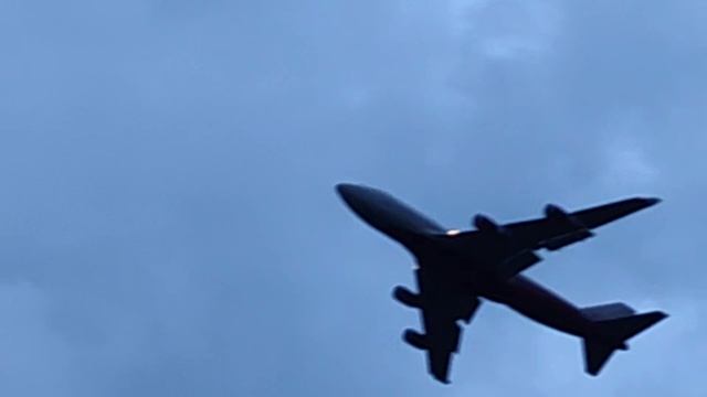 взлëт красавца небес Боинга 747