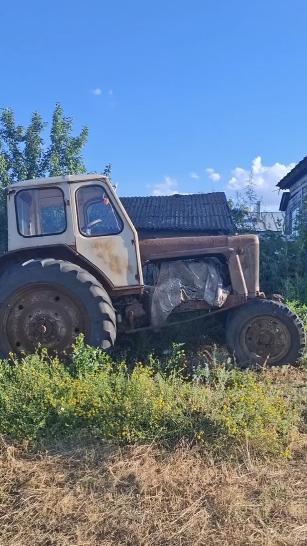 Тот самый деревенский трактор - ностальгия в одном кадре🥹В деревне даже трактор выглядит особенно😁