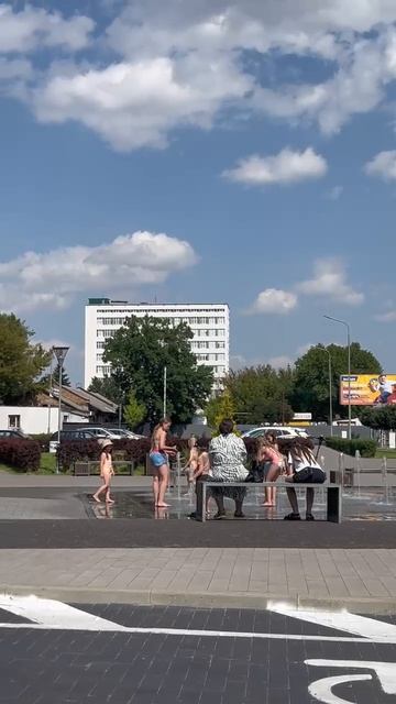 Брест. Фонтан. Дети спасаются от жары.