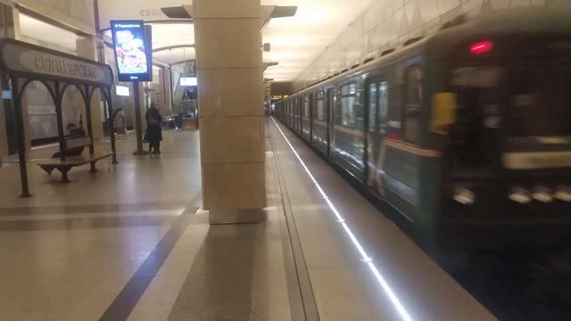 Станция метро Селигерская интерьер, пассажиры, поезд Москва Фрагмент 8