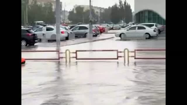 Местным жителям  в Свердловской области приходится плавать по улицам на сапах