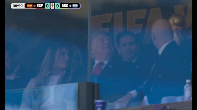 Дональд Трамп уже на десятой минуте финального матча ЧМ-2026 получил кубок мира