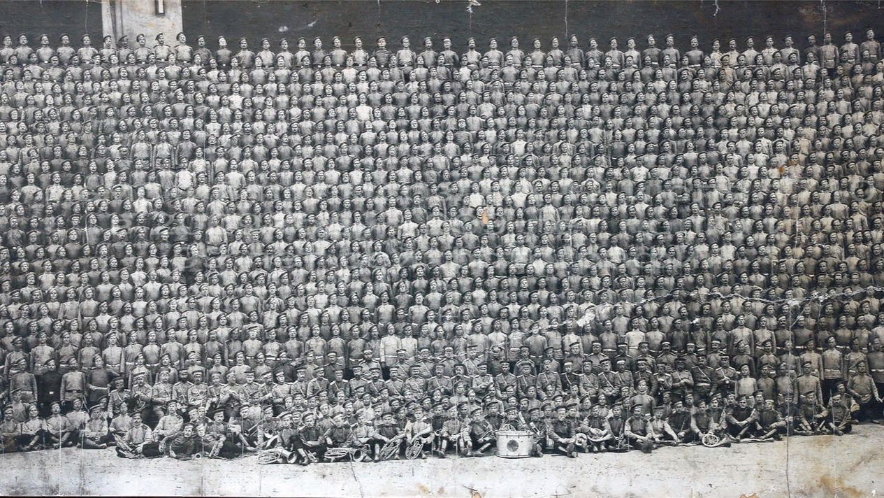 Фото Кексгольмского полка 1903 года. 1250 человек. Кто и как его сделал?