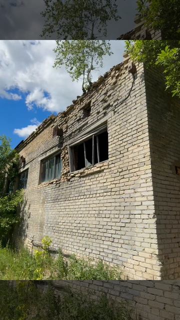 Дрон влетает в здание