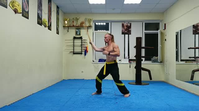 Посох, шест - упражнения, вращения, перехваты.