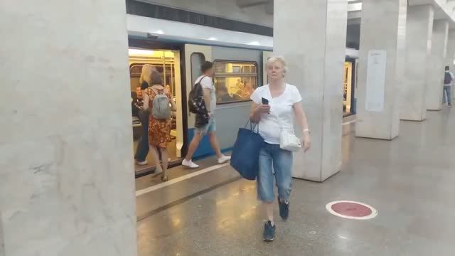 Серая (Серпуховско-Тимирязевская) Линия метро, Москва - интерьер, поезда, пассажиры, мгновения жизни