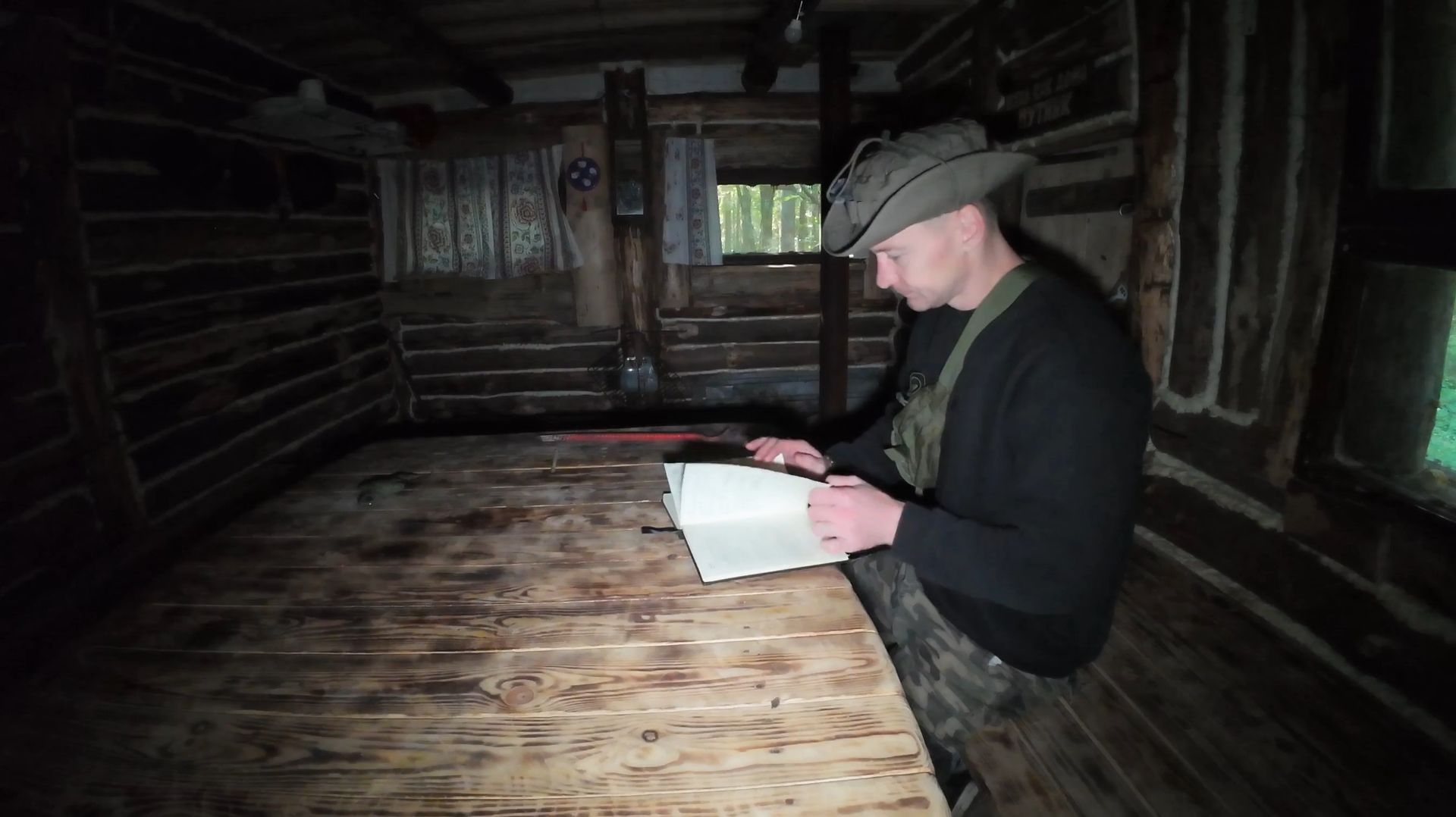 Изба и Хижина в лесу .