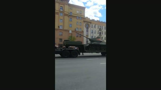 День Победы. Военная техника на Садовом кольце