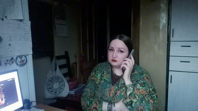 АСТРОЛОГ МАКИЯЖИТСЯ