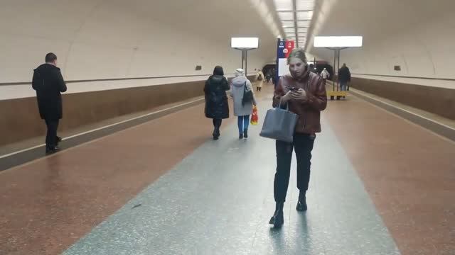 Светло-Зелёная (Люблинско-Дмитровская) Линия метро, Москва - интерьер, пассажиры, поезда