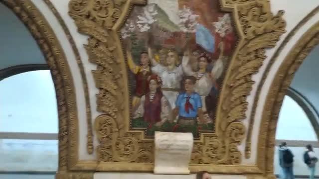 Синяя (Арбатско-Покровская) Линия метро, Москва - интерьер, пассажиры, прибытие-отправление поездов