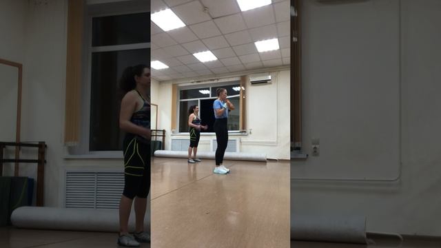 Тренировка с гантелями