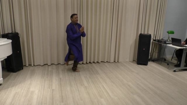 Танец из индийских фильмов (Болливуд)