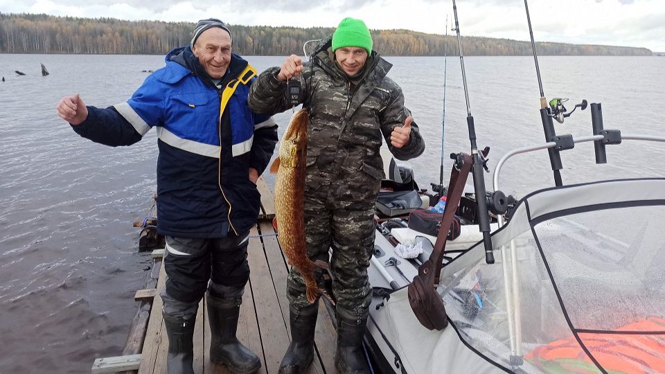 Летняя рыбалка с берега и с лодки.