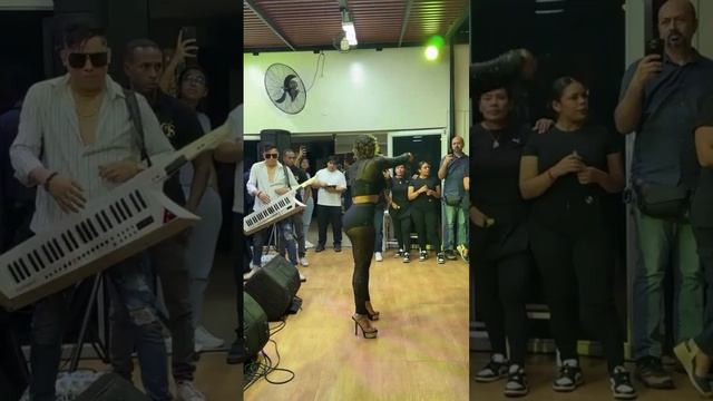 CANTANTE SALSA