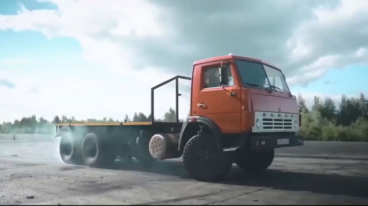 Едут КАМАЗы