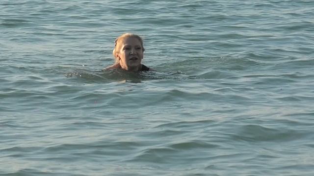 Пляжи Геленджика в сезон полны туристов.