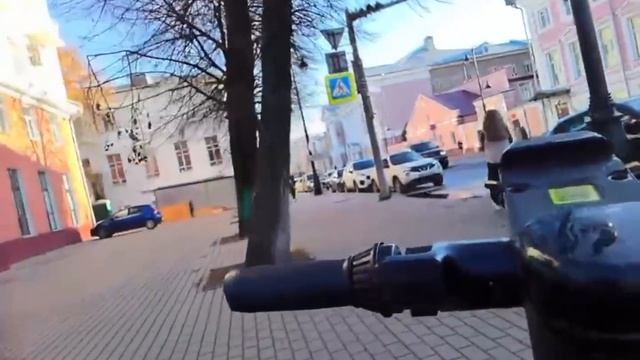 На электросамокате с инвалидной коляской заехал в магазин