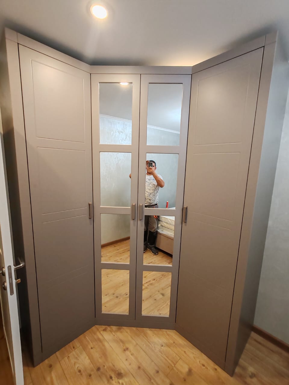 Угловой распашной шкаф с зеркалом в спальню