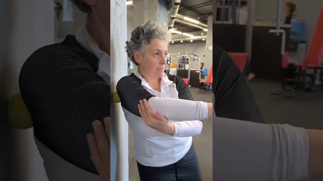 Упражнения с мячом при болях между лопаток, ноющей боли в плече, сутулости