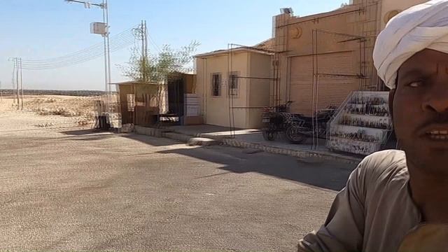 Привязался со своей кошкой-хоть беги.