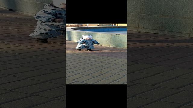 Лера гуляет.