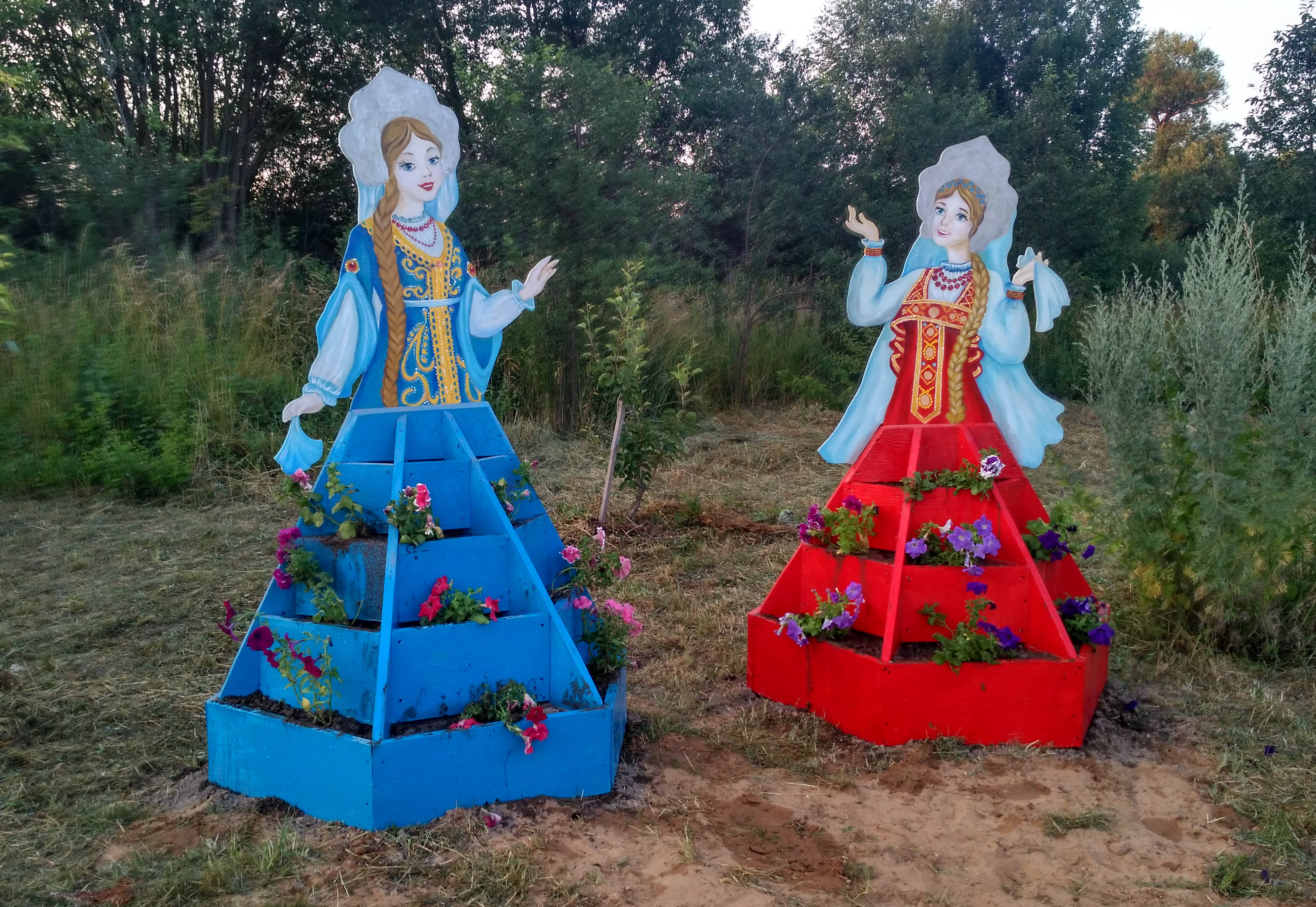 Клумба для цветов в виде русской красавицы