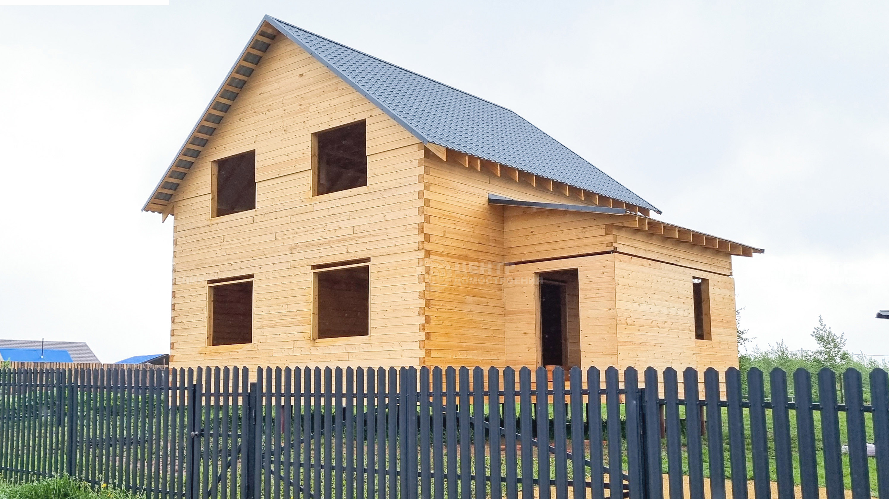 Дом из бруса 8 на 8 в полтора этажа с пристройкой в Выльгорте. Планировка дома от Центр Домостроения