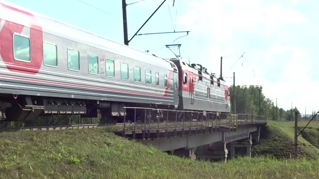 Электровоз ЭП1М-785 с пассажирским поездом №339Г Нижний Новгород - Новороссийск