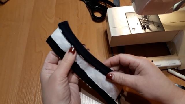 Обработка горловины декоративной подкройной обтачкой по лицевой стороне. Пошаговый мастер класс.mp4