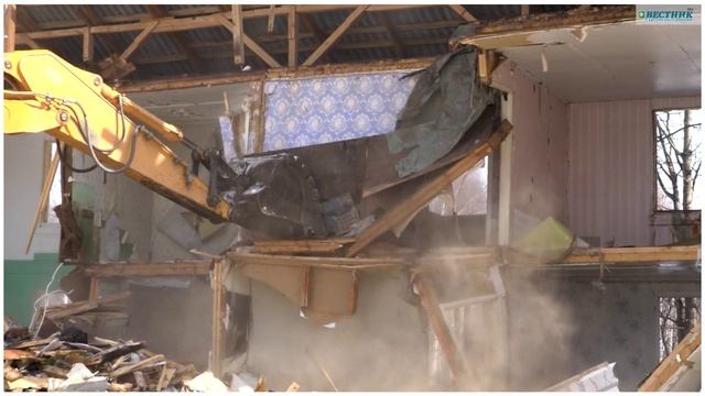 В Лянторе приступили к сносу расселённых домов