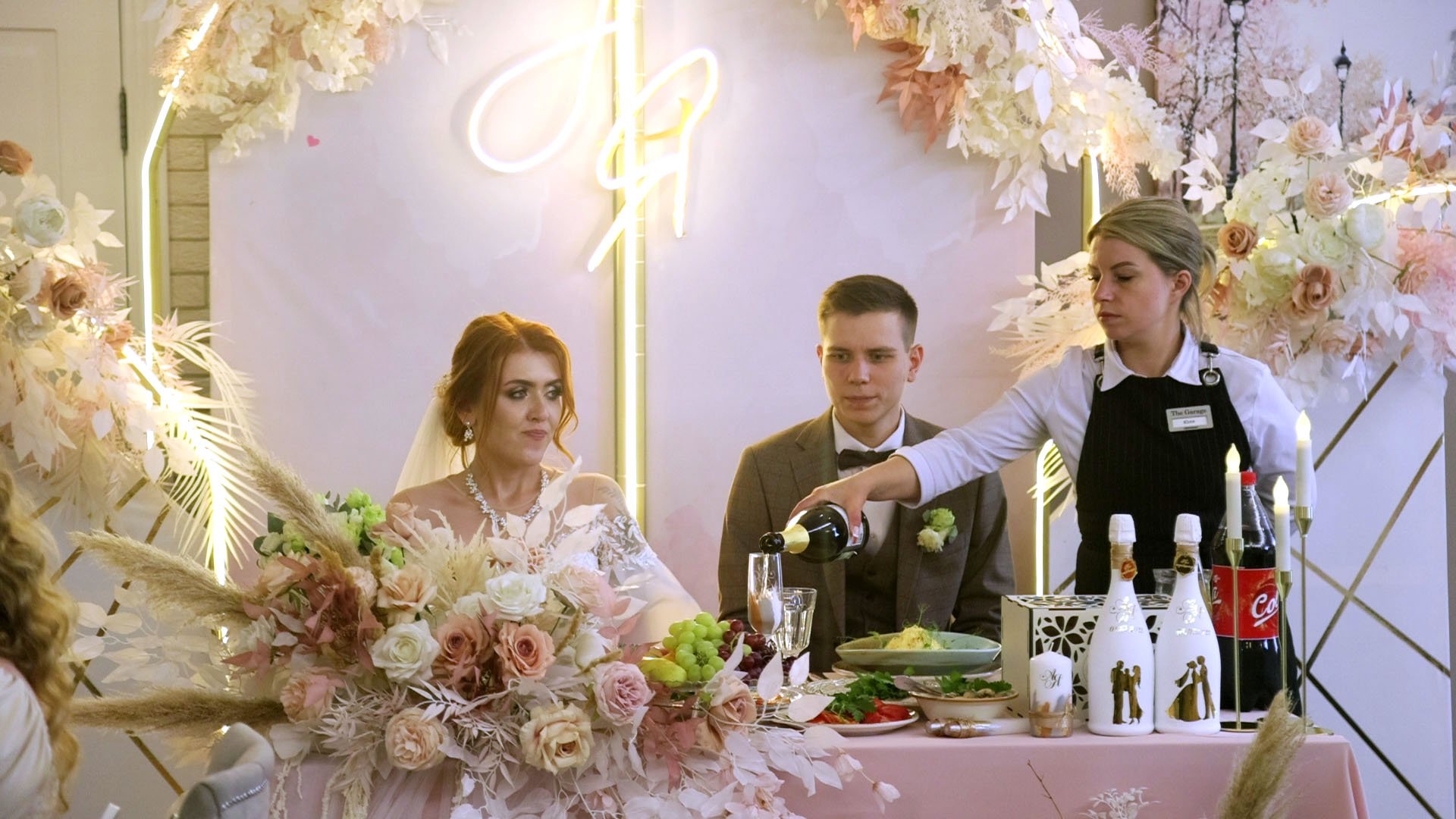 Гости встречают молодых аплодисментами