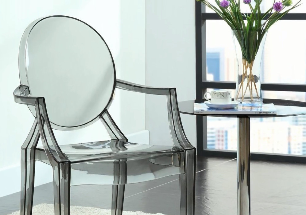 Пластиковые прозрачные стулья в интерьере