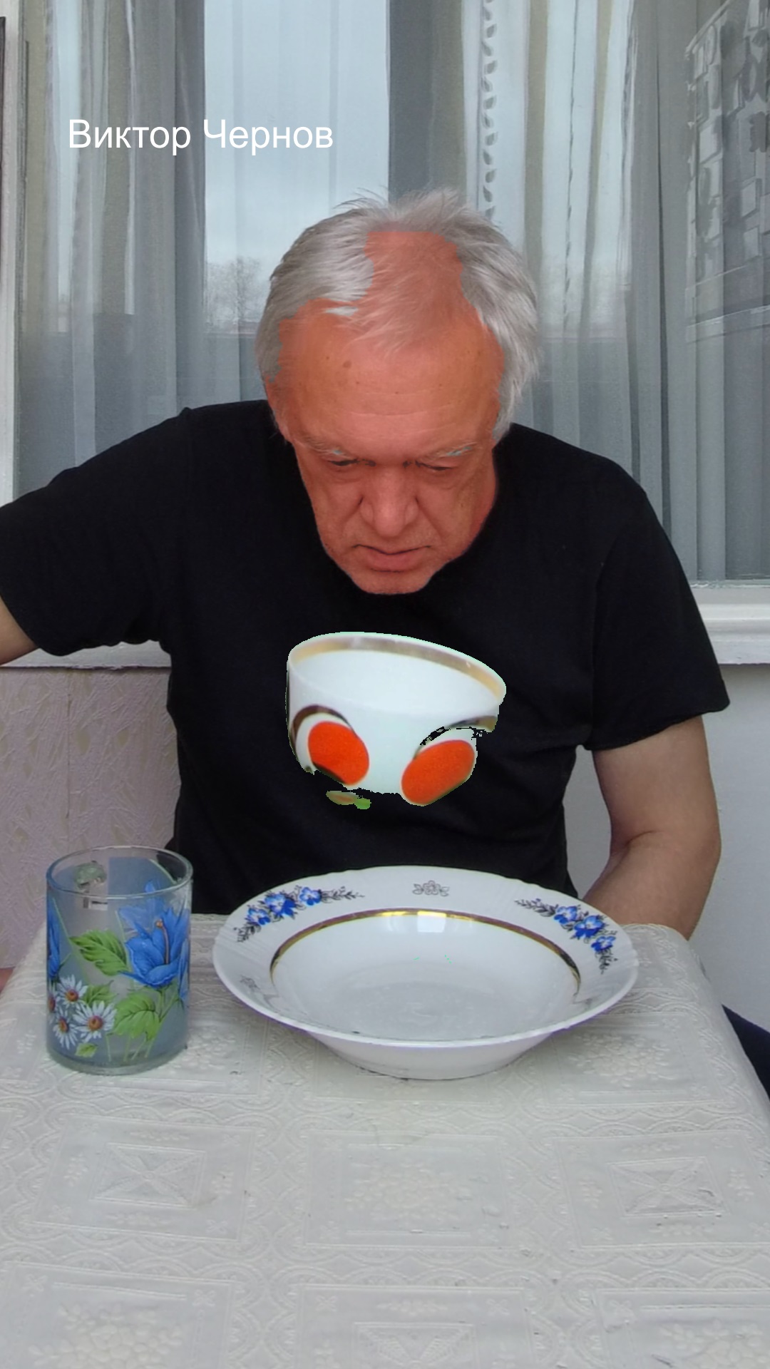 Взглядом перевернул кружку с водой