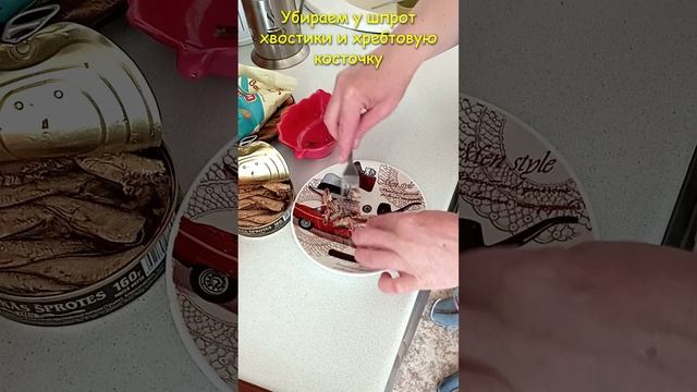 Вкусный и быстрый салат со шпротами! Главное - открыть консервы!