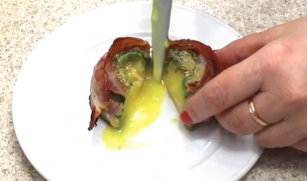 Шикарная Горячая Закуска! Авокадо в беконе с желтком!