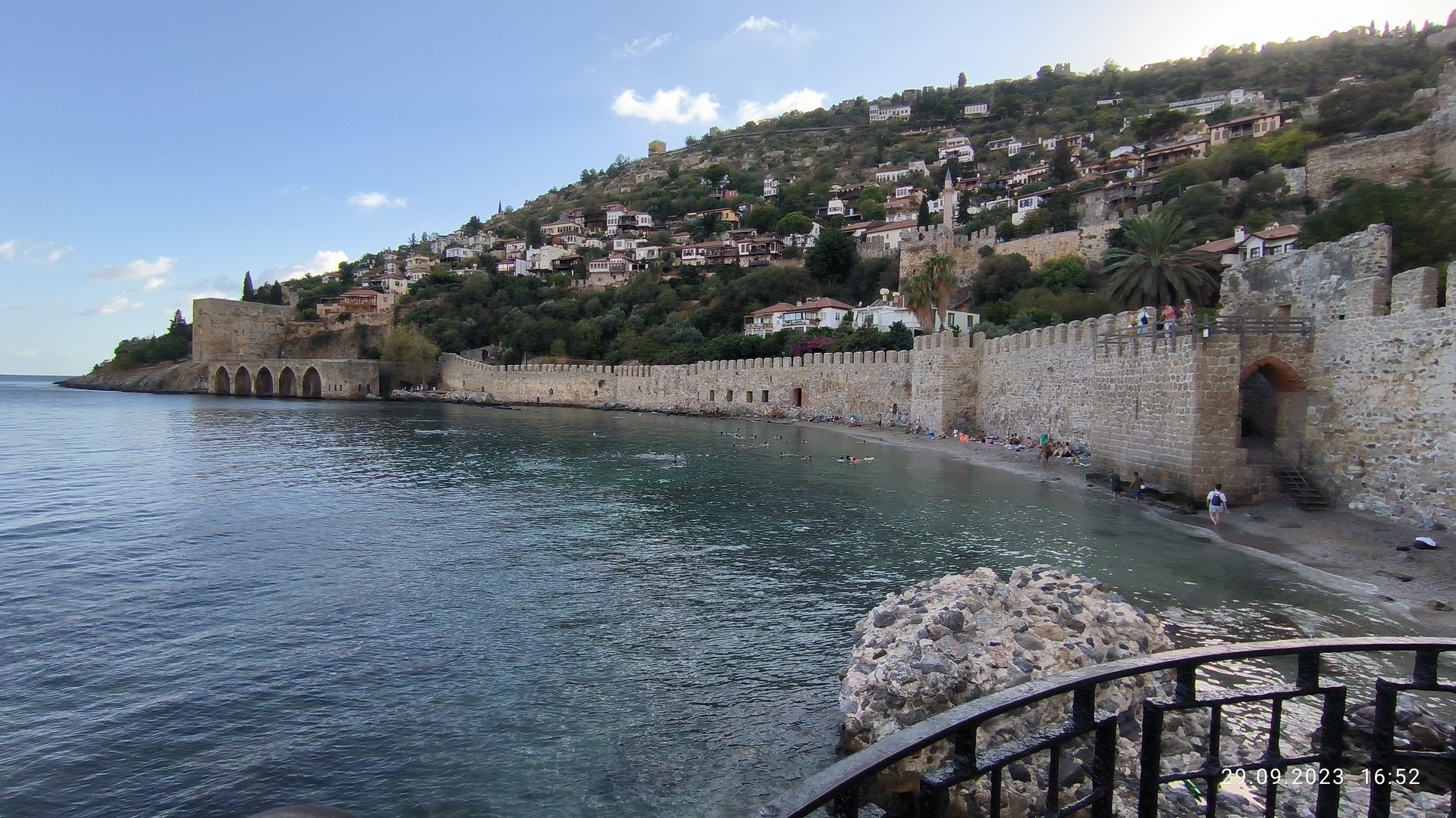 Аланья пляж у Красной башни и его морские обитатели