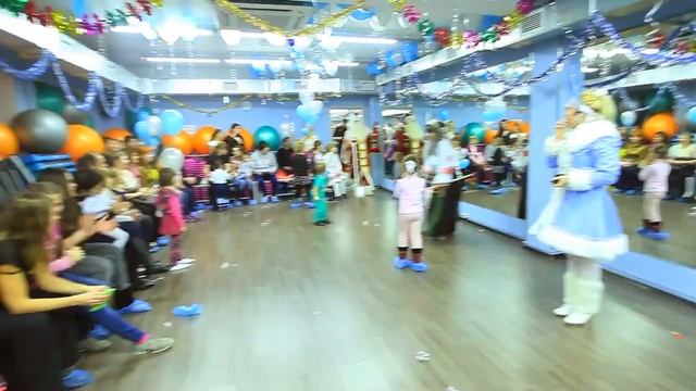 Дед Мороз и Снегурочка поздравляют деток.