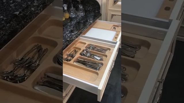 Тумбы с ящиками для столовых приборов в кухню.mp4