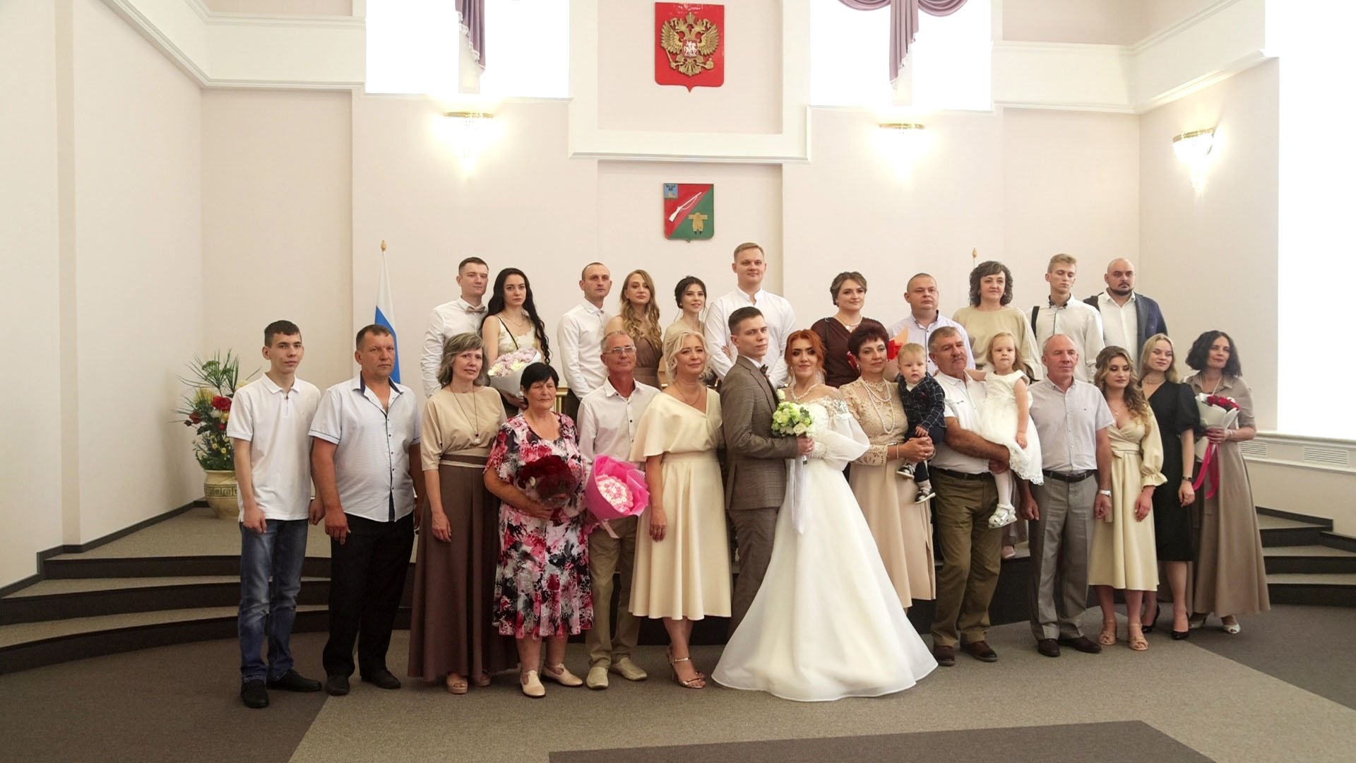 Молодожёны в загсе на регистрации