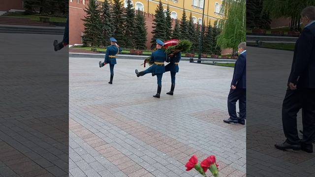 Возложение венков к памятнику Неизвестного солдата