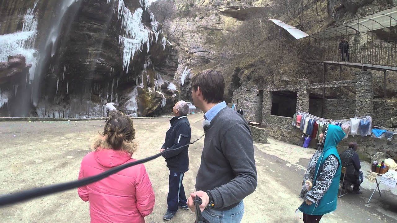 Чегемские водопад. В крышу машины прилетела сосулька