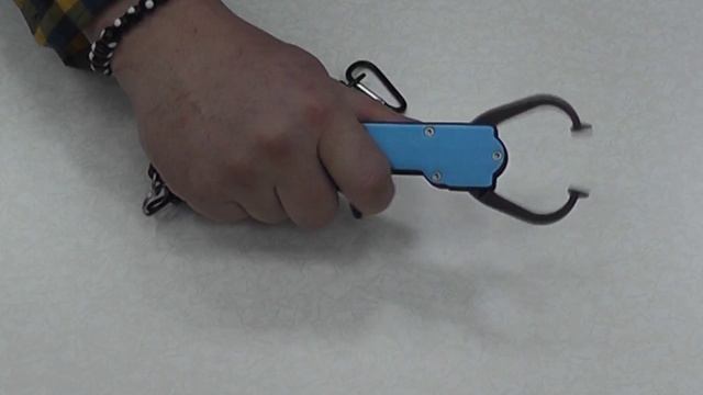 Липгрипы, ножницы и другие инструменты.