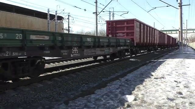 Электровоз ВЛ10У-930 (ТЧЭ-38) с грузовым поездом.