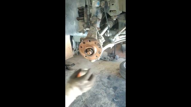 Замена передних тормозных дисков, колодок и стоек стабилизатора Opel Vectra B 1.6 16V.