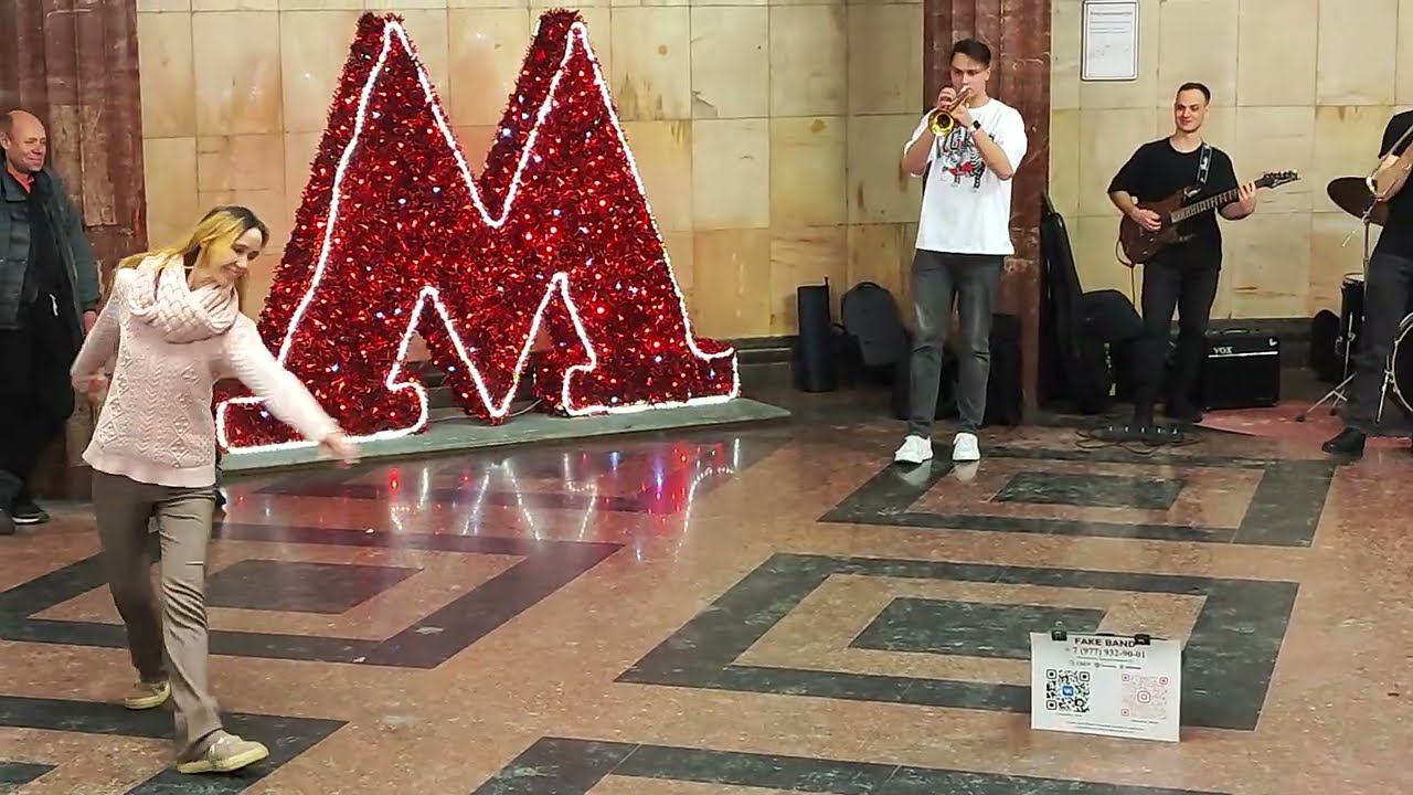 Духовой концерт в московском метро. Станция Курская.